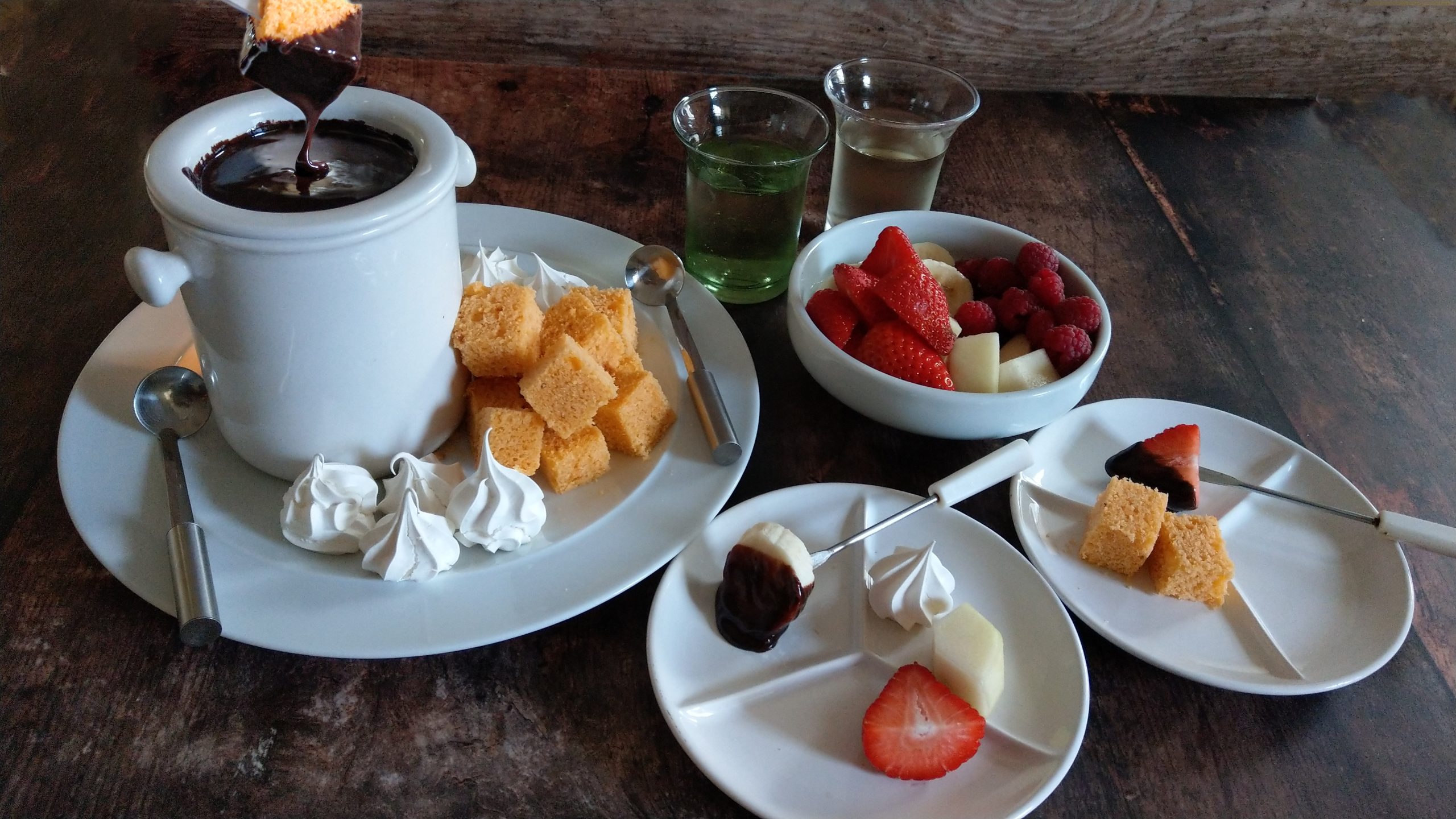 Chocolate Fondue: its true history and the original recipe - The Mind ...